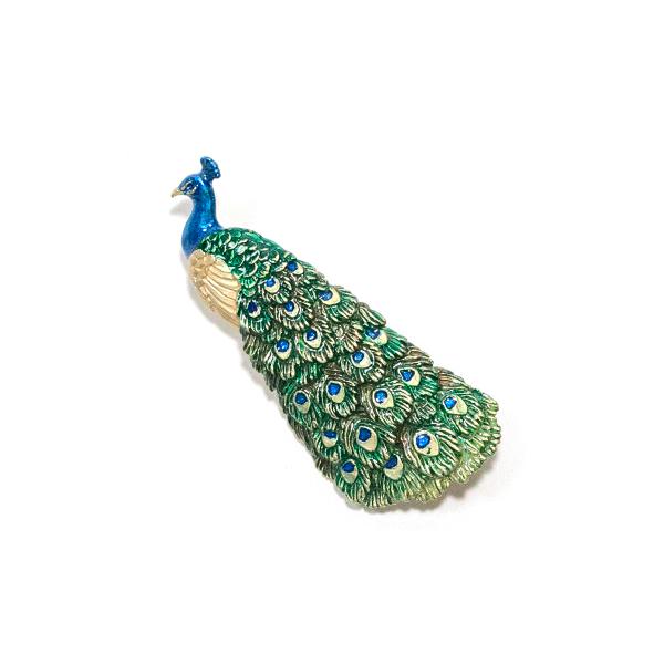 色鮮やかな飾り羽を持つインドクジャクのブローチ。羽根越しに見返る孔雀。凛とした表情と優雅にたなびく羽根がとても美しいアイテムです。どんな装いも華やかに彩りを添えてくれます。裏側に書かれた「I will prepare and some da...