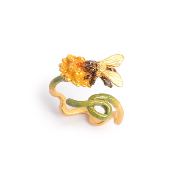 タンポポの花を見つけ、夢中で蜜や花粉を集めるミツバチをモチーフにしたリング。ころんとした愛らしいフォルムが、指先に小さな物語を添えます。可愛らしい雰囲気を残しつつ、繊細にデザインされた翅や、ミツバチらしいリアルな造形も魅力のひとつ。タンポポ...