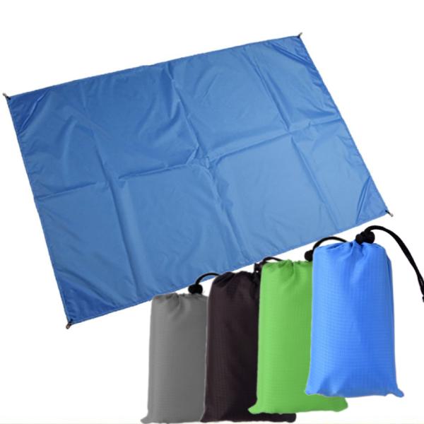 【商品説明】＼小さくまとまるピクニックシートBBQの荷物置きにも「 POKEPIST 」／アウトドアを楽しむ際の必須アイテム！撥水性に優れた強靭素材を使用。お昼のランチやちょっとしたピクニックにぴったりなシートです。持ち歩き便利な収納袋付き...