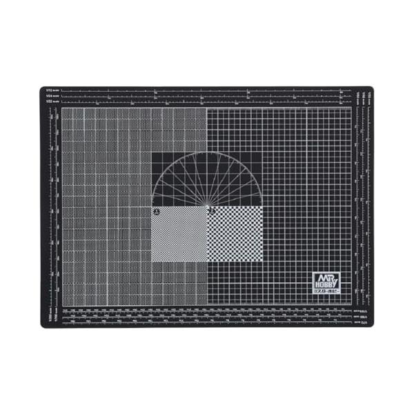 【商品名】GSIクレオス Mr.カッティングマット A4 SIZE ホビー用ツール MT802【商品説明】模型製作のマストアイテム、カッティングマット黒+白で視認性抜群のデザイン1/12から1/700までの対応スケールを4辺に印刷細かな正方...