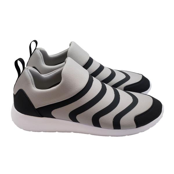 ランニングシューズの様な快適さと、斬新なコンセプト・アッパーデザインを共存させたイタリアンブランド＜フェスーラ＞　FESSURA=イタリア語で“穴”を意味し、シューズのソール部分にある“穴”にカラフルなゴムバンドを通した一部のモデルは、別売...