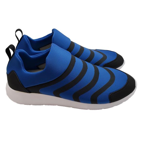 ランニングシューズの様な快適さと、斬新なコンセプト・アッパーデザインを共存させたイタリアンブランド＜フェスーラ＞　FESSURA=イタリア語で“穴”を意味し、シューズのソール部分にある“穴”にカラフルなゴムバンドを通した一部のモデルは、別売...