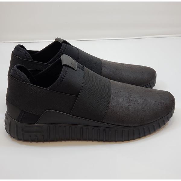 速乾性と伸縮性に優れたLYCRA（ウェットスーツ）素材に、オイル加工を施したブラックスニーカーソールまでオールブラックなのでスッキリとした見栄えに！柔らかな履き心地と歩きやすさで靴づれしにくく、一年を通して着用できるデザインです。ユニセック...