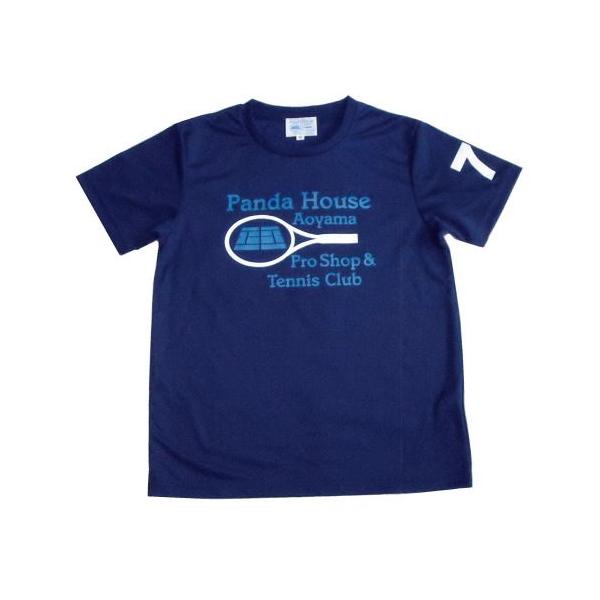 ネイビーの半袖Tシャツで、ボディのフロントとバック・袖にプリントが入っています。素材はポリエステル100%。吸汗即乾素材を使用してます。汗をかいてもさらっとした着用感が特長で、具体的には、高い急放湿性、汗によるべたつきの解消と汗冷え抑制、軽...