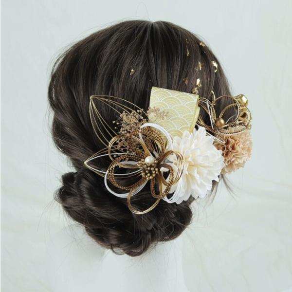 残り在庫数(本日0:00時点)：4ゴールド水引細工: 格式高い印象を与える日本の伝統的な水引を使用。お祝いにふさわしい、立体感のある上品なアクセントを加えます。和風の花飾り: 振袖や着物に合わせやすい色合いの、繊細で美しい造花を厳選。一つ一...