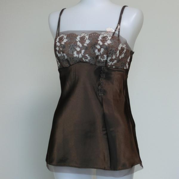 フェミニンな気品と愛らしさを備えたワイルドローズがモチーフ【ブランド】FLORALE by Triumph 商品番号 : 10191442型番 　　: FL006　CAMI■メーカー希望小売価格・14,300円■トップバストサイズ[80]：...