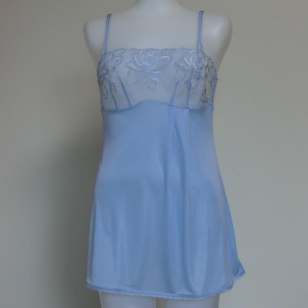 フレンチローズがモチーフチュールエンブロイダリーレースが胸元をかざる【ブランド】FLORALE by Triumph 商品番号 : 10205762型番 　　: FL112　CAMI■メーカー希望小売価格・10,780円■トップバストサイズ...