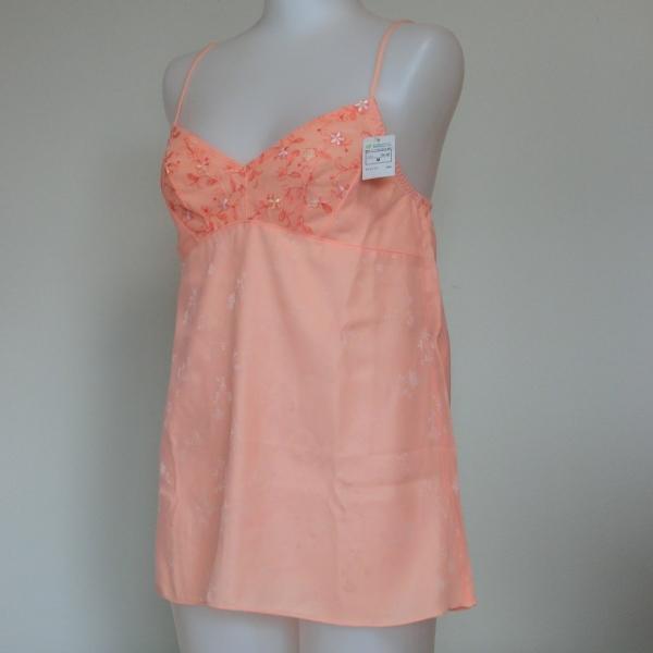 ジャカードサテン素材軽やかな着ごこち肌の透けが気になりにくい【ブランド】AMOSTYLE BY Triumph・商品番号 : 10172215・型番 　　: 　AMST1105 L.CAMI■サイズ：Ｍ（バストサイズ 79-87cm）■色：...