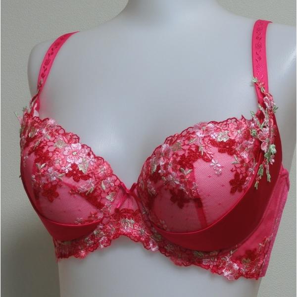 カップサイドのエンジェルスリムシートとボーン脇からしっかり寄せてスリムに保形性に優れたカップ素材 エンジェルクッションライトソフトで軽い着けごこちできれいなバストラインをメイク＜POINT＞　商品番号 : 10195955型番 　　: TR...