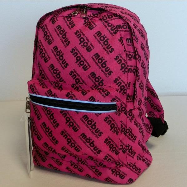 ■メーカー希望小売価格　3,900円＋税■サイズ：W26cm×H36cm×D12cm■色：ピンク　mobusロゴプリント総柄。■素材　PE600D ■メイン収納は、便利なダブルファスナー開閉。■メイン収納内に、吊りポケット１個。■ショルダー...