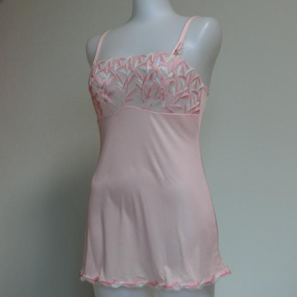 淡い光と芽吹きの世界胸元を飾るレースはラベンダーの花がモチーフ【ブランド】FLORALE by Triumph 商品番号 : 10194320型番 　　: FL108　CAMI■メーカー希望小売価格・10,260円■トップバストサイズ[80...