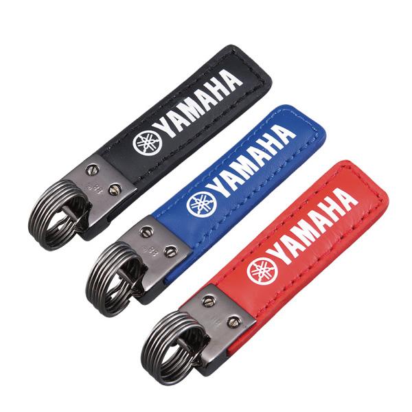 メーカー名： YAMAHA / ヤマハ商品名： YAK18 スクエアキーホルダーカラー： ブラック、ブルー、レッドサイズ： 85mm×20mm材質： 牛革、ニッケル亜鉛合金スクエア型のYAMAHAキーホルダー。