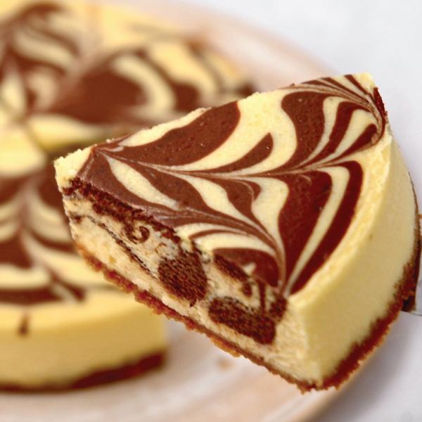 しっとりクリーミーな生地の間をぬって、チョコレート色の美しいマーブル模様。ココアのまろやかなコクとほんのり苦味をきかせた味わいが、チーズケーキと見事なハーモニーを醸し出しています。 真っ白なお皿にのせて、大切なお客様にお出ししたら、とっても...