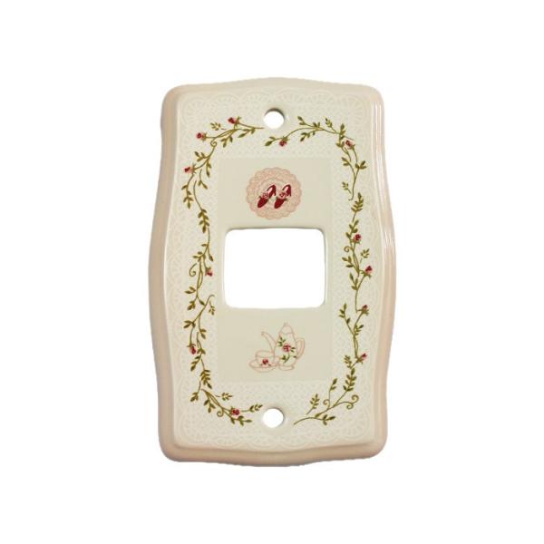 [材質] 陶器製[サイズ] W83×D10×H133（mm）小さな薔薇と全体に描かれたレースの透かし模様が可愛らしいデザイン。[仕様]・ 厚みがあり、上質な陶器製スイッチカバーです。・ 手作り品のため、掲載写真と実際の商品の色味等が若干異な...