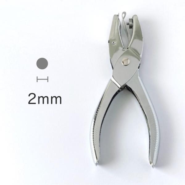 サイズ：　本体サイズ：約14×5.5×1cm　パンチ穴：2mm素材：スチールアクセサリー台紙にピアス用の2mmの丸い穴を開けられるハンドパンチです。（注：穴の周りにパンチの押し跡が少し付きます）用紙の端から穴までは最大約2.5cmです。＊台...