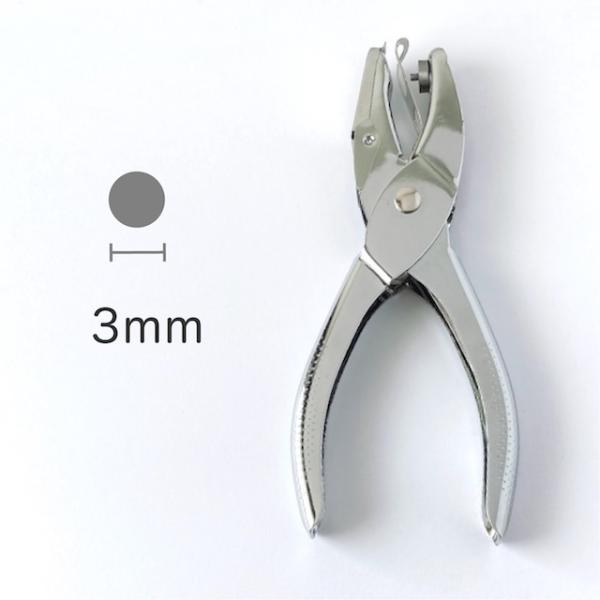 サイズ：　本体サイズ　約14×5.5×1cm　パンチ穴　3mm素材：スチール厚紙などに3mmの丸い穴を開けられるハンドパンチです。（注：穴の周りにパンチの押し跡が少し付きます）アクセサリー台紙にイヤリングなどアクセサリーを固定する穴を開けた...