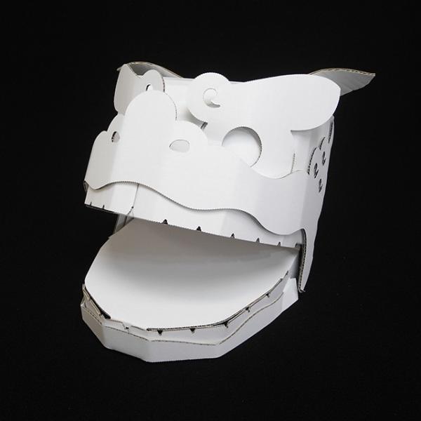 本格的なダンボール獅子舞。歌舞劇団「田楽座」とコラボレーション!本体は白無地ダンボールでできておりますので、マジック・色鉛筆・絵具などで色を塗ったり、さまざまな素材を貼りつけてアレンジすることで、オリジナルの獅子頭の製作をお楽しみいただけま...