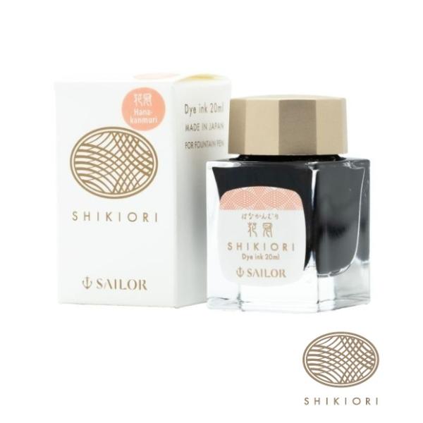 【発売日：2025年02月17日】●SHIKIORI 四季織　草遊びシリーズ・ボトルインク色名　：　花冠（はなかんむり）種別　：　万年筆用ボトルインク　内容量　：　20ml外形寸法　：　W34×D34×H58mm／本体　容器　：　ガラス製イ...