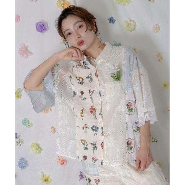 【花刺繍とレースで涼やかに彩る異素材使いシャツ】・春夏らしい軽やかなレースをパネル状に組み合わせたシアーシャツ・お花模様の綿レースと花刺繍がマッチした、贅沢な異素材デザイン・やわらかな透け感で、シーズンムードをぐっと高めてくれる一枚・左右で...