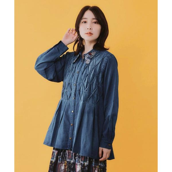 【デニムに上品さを添える、くしゅっとカワいい蝶刺繍シャツ】・襟元の蝶々刺繍がさりげないアクセントになったデザイン・前身頃にスモッキング加工を施し、立体感と表情をプラス・春夏にうれしい薄手のデニムで軽やかな着心地・やわらかく肌なじみの良い、ほ...