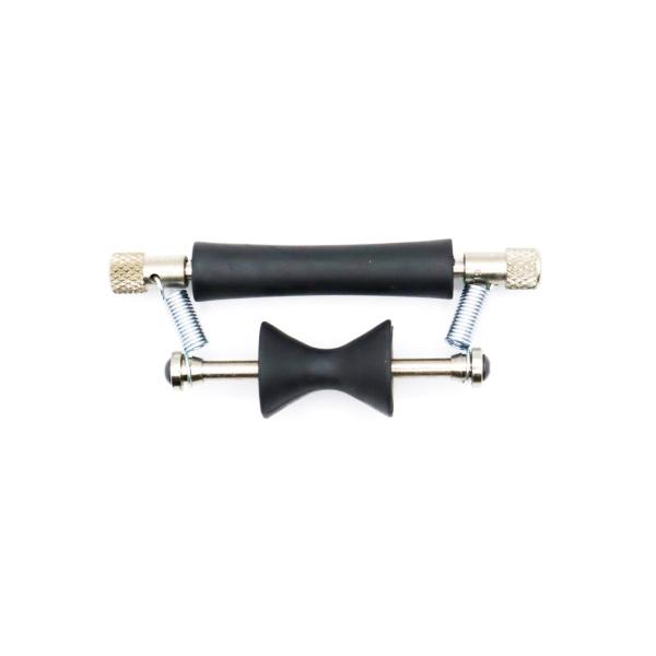 Greg Bennettから付けたままスライド可能なカポ「Glider Rolling Capo」が入荷しました!!曲中での転調や、カポを付けたまま別のキーを試したい時など、簡単に移行ができる優れものです。使い方もシンプルでギターネックに装...