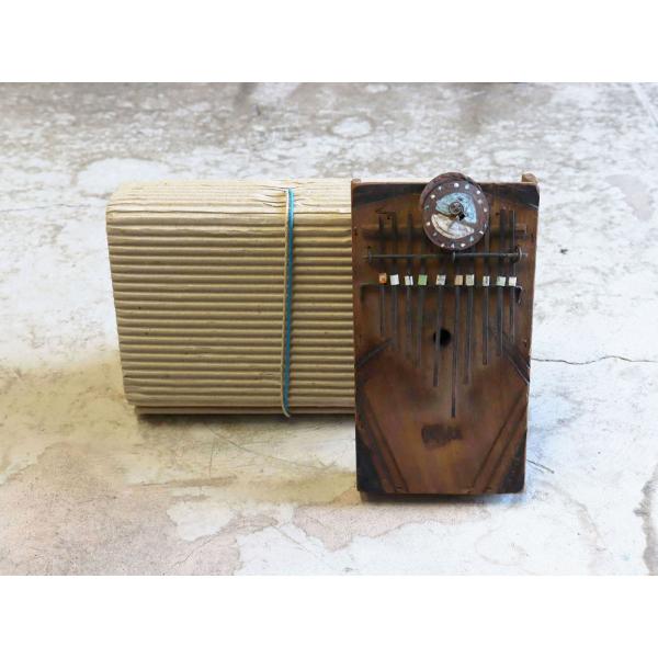 Wafa Kalimba 青・ココでココ 10音が中古で入荷しました！すでに雰囲気は仕上がっていますが、年代を経るとさらにいい味が出てきそうです。元箱、取説付属。