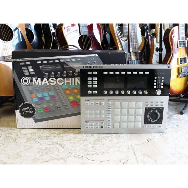ネイティブインストゥルメンツのDJコントローラー、 maschine studio Platinum editionが中古で入荷しました。マシンスタジオの限定カラー！直感的な操作で思い通りのビートメイクが可能です。機能面はもちろんデスクに並...