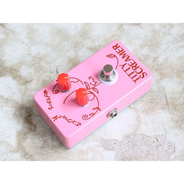 funk ojisanのTITTY SCREAMERが入荷しました。ポイント・トゥ・ポイントで配線されているおかげか音が太くノイズの少ないオーバードライブです。写真のような傷が一箇所ある他、全体的に写りづらい小傷が見受けられます。その他気に...