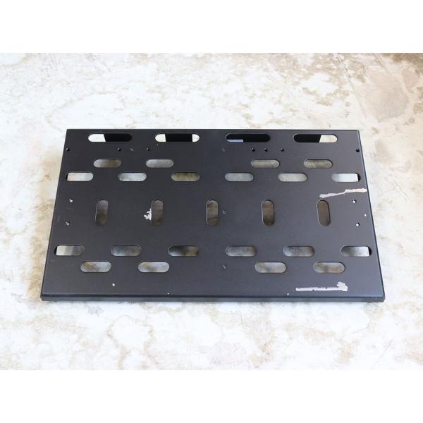 Voodoo Labs Dingbat Medium が中古で入荷しました。航空機にも使われるアルミニウムで製作されており、軽量かつ頑丈な設計になっております！またケーブルを裏に逃すことができるようになっており、配線を綺麗にまとめることが可...