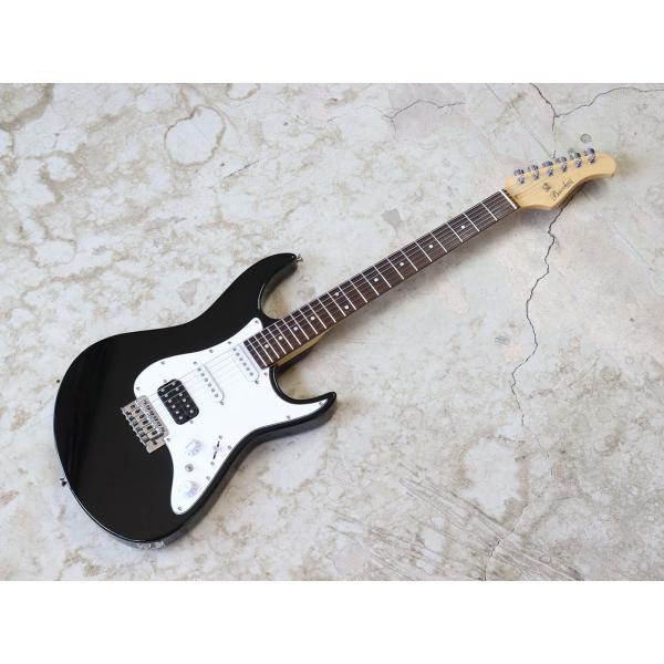 Bacchus GS-Mini BLK が中古で入荷しました。一般的なストラトタイプよりも15%サイズダウンしており、お子様や手の小さな方におすすめ！ブリッジ等のパーツは一般的なギターと同じサイズのため、改造素体としても最適です！写真のよう...