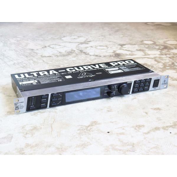 Behringer DEQ2496が中古で入荷しました。イコライザーやコンプレッサー/リミッターに加え、自動で周波数の補正や、フィードバックを取り除いてくれる機能も備えた便利な一台。写真のように天板部に傷がありますが音声動作は良好で、問題な...