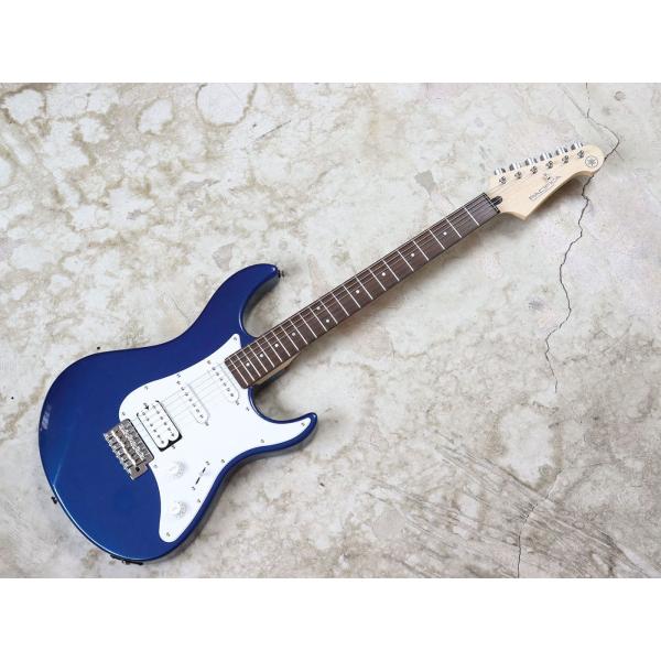 YAMAHA PACIFICA012が中古で入荷しました。SSH配列によって艷やかシングルコイルサウンドから、ハムバッカーらしいロックなサウンドまで、多彩な音作りが可能です！写真のようにボディに小さな傷があり、アームが欠品していますが、プレ...