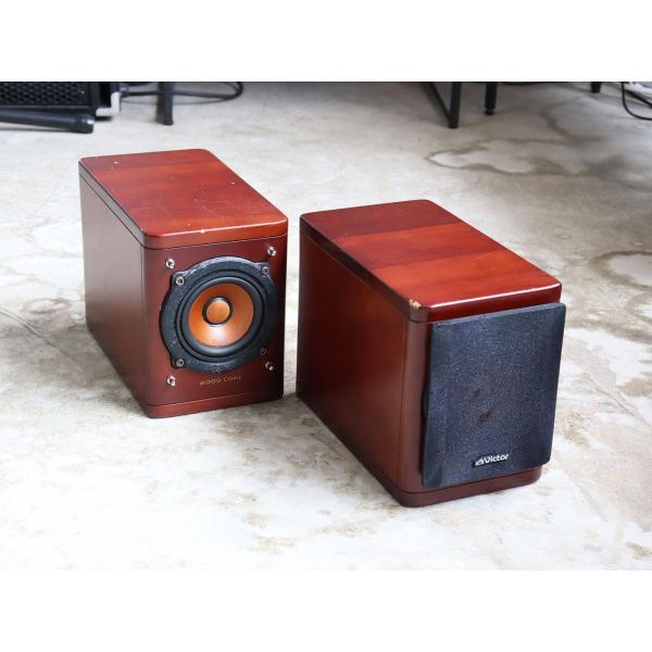 Victor SP-EXAK1 が中古で入荷しました。天然木素材の8.5cmフルレンジウッドコーンを搭載。温かな響きと高い解像度が特長です。写真ように天板部やエッジ部の傷、ネットが片方欠品、ネットの穴など使用感はございますが、音声動作は良好...