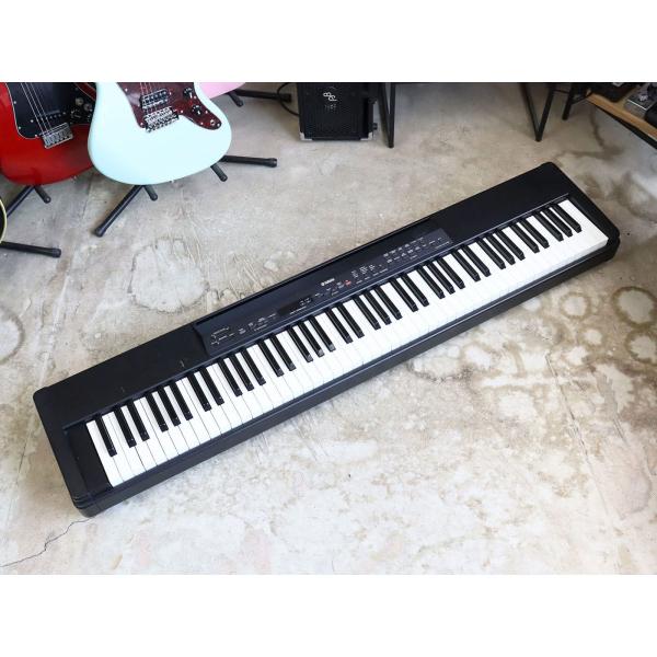 YAMAHA の電子ピアノ、P-80 が中古で入荷しました。低音側と高音側で鍵盤の重さが異なる「グレート・ハンマー鍵盤」の採用により、生ピアノに近いフィーリングを再現！88鍵ながら約17kgの比較的軽量な設計で、可搬性にも優れております。メ...