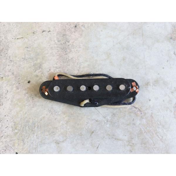 Seymour Duncan SSL-1 が中古で入荷しました。タイトな低域レスポンスとクリアな高域が特徴の、ヴィンテージ系シングルコイルP.Uの定番モデル。抵抗値は6.3kΩです。写真のようにカバーが欠品しておりますが取り付け用のビス穴に...