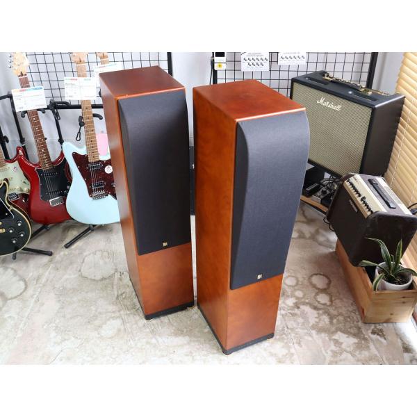 KEF のトールボーイスピーカー、Reference Model2 が中古で入荷しました。低域には16cmのコーン型ウーファーx2を採用。ウーファーは2つが背中合わせになる形で筐体内部にレイアウトされており、双方で吸収・放出をすることで、高...
