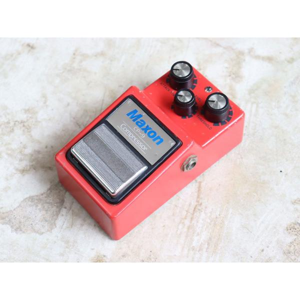 Maxon CP-9 が中古で入荷しました。ギタリストにとって馴染み深い筐体の一台。サウンドはナチュラル系ながらもパリッとした美味しい部分を引き出してくれるため、カッティングとの相性が良さそうです！写真のように筐体角の傷のほか全体的に細かな...