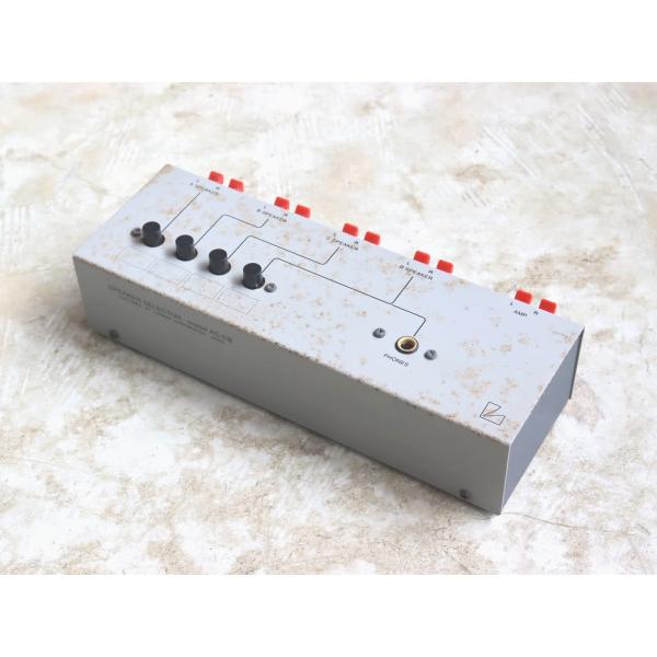 LUXMAN AS-5III が中古で入荷しました。スピーカーの音質比較や、用途に合わせてスピーカーを使い分けたい時に便利なアイテム！一台のアンプに対し、最大4系統のスピーカーを接続・切り替えを可能に。写真のように天板部にサビがございますが...