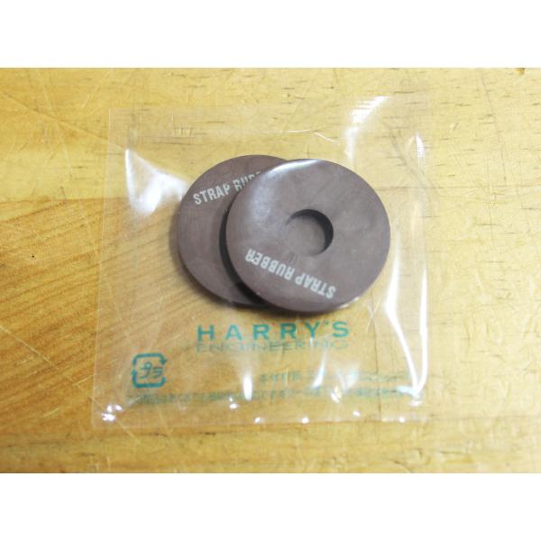 HARRY'S STRAP RUBBER CHOCOストラップラバーはストラップピンからストラップが外れてギターやベースが落下してしまうことを防ぐための脱落防止具です。2個セットで、ストラップの上から装着して使います。MATERIAL：EP...