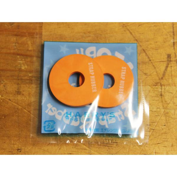 HARRY'S STRAP RUBBER ORANGEストラップラバーはストラップピンからストラップが外れてギターやベースが落下してしまうことを防ぐための脱落防止具です。2個セットで、ストラップの上から装着して使います。MATERIAL：E...