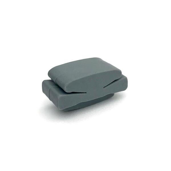 Wedgie ベース用ピックホルダー WBH001です。ヘッドの弦に取り付けるピックホルダーです。ラバー製、ヘッドの弦上で90度回転させるだけで簡単に取り付けができます。チューニングに影響を与えず、接着も不要です。※パッケージ無し本体のみの...
