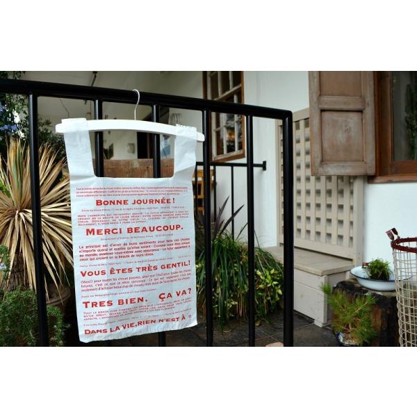 1セット入り数：100枚　 　サイズ　  ：＃20×（300＋140）×540mm　　 材質　　 ：HD　　 特長　　 ：有料化対象外となるバイオマス配合のデザイン入りの乳白色のレジ袋です。　　　　 　　　  バイオマスプラスチックが25％...