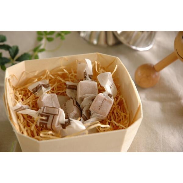 1セット入り数：300枚　   サイズ 　 ：60×100mm　　 材質　　 ：特殊シリコン加工紙　　 特長　　 ：ドイツ製のベーキングペーパーのキャラメル用シートです。　　　　　　 　 デザイン及び剥離性に優れており、生キャラメル等の包装...