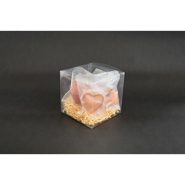 1セット入り数：10枚　 　サイズ　 ：100×100×100mm　　 材質　　 ：PET　　 特長　　 ：どんなお菓子にも使いやすいスタンダードなキューブタイプのクリアケースです。　　　　　　 　 中身が見えるので使い易く、置いてあるだけ...
