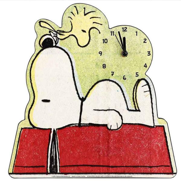 キャラクター: PEANUTS SNOOPYサイズ：W33×H34×D2 cmスヌーピーの可愛い掛け時計。机に立て掛けるだけでも、インテリアにとっても可愛いプレゼントにもオススメです。【備考】・ラッピング可(ラッピングバッグを商品と一緒にご...
