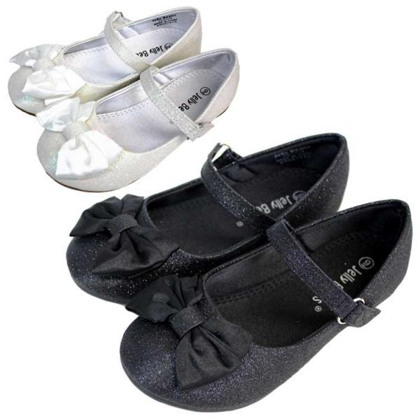 ラメ入りテキスタイルを使用した丸みのあるシルエットに大きなリボンがついた、子供らしい可愛いデザインです。お子様でも脱ぎ履きしやすいマジックテープが着用時のストレスを軽減し、しっかり止まります。※入荷当初より、下記のようなが商品がございます。...