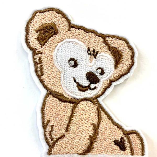 キャラクター：ダッフィサイズ：縦6.5cm×横5cmワッペンを幼稚園のスモックやバッグ、ポーチ、ハンカチ、マスクなどに貼り付けてオリジナルデザインにアレンジ！アイロンで貼り付け可能！接着剤での貼り付けも可！【備考】※こちらの商品はゆうパケッ...