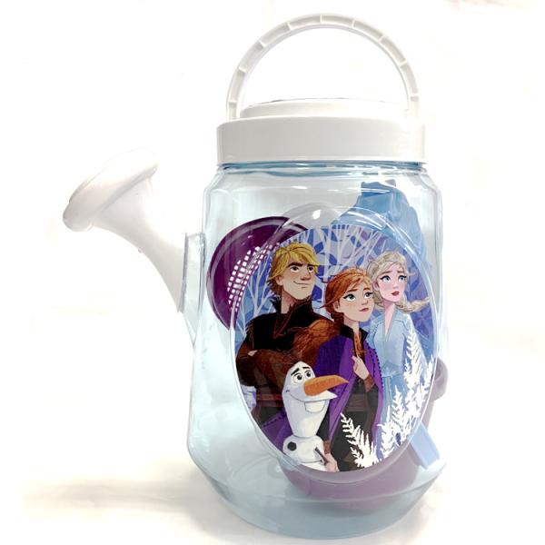 サイズ： 18W×25H cm 対象年齢：3歳頃からかわいいお砂場セット！透明のケースはじょうろになっていて水遊びもOK！中におもちゃが全部収納できる！セット内容：じょうろ口つき入れ物・バケツ・スコップ・シャベル・ふるい 各1サンドモールド...