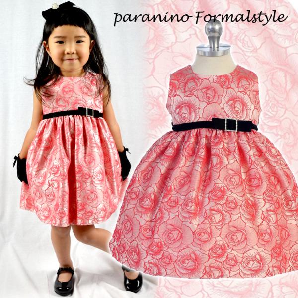 ピンクの糸でお花の刺繍が一面にしてあり、ウエスト部分にはベロアのリボンが巻いてあります。ストーンがついたリボンのコサージュはは安全ピンで取り外しが可能です。※お子様の安全のため直接縫い付けていただくことをお勧めいたします。バックで結ぶ黒いチ...