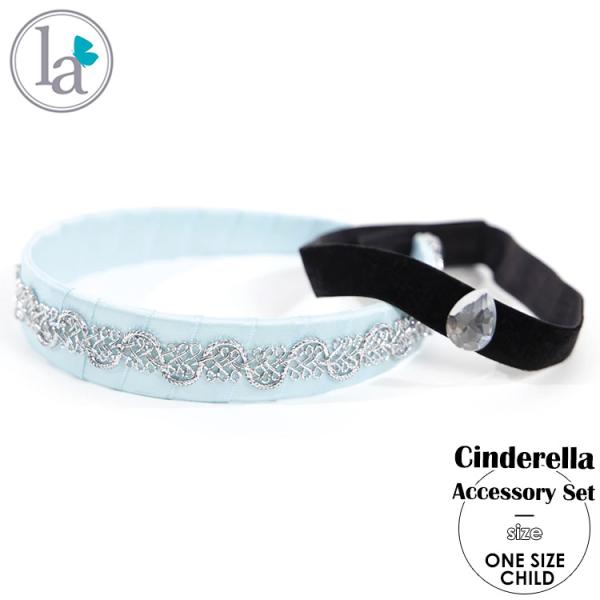 ・対象年齢：3歳から・サイズ：カチューシャ：周 35cm / チョーカー：周 31cm (マジックテープで着脱)・セット内容：カチューシャ、ストーン付きチョーカー※モデル着用のその他衣装は含まれません。 青色のサテンリボンが巻いてあり、スパ...